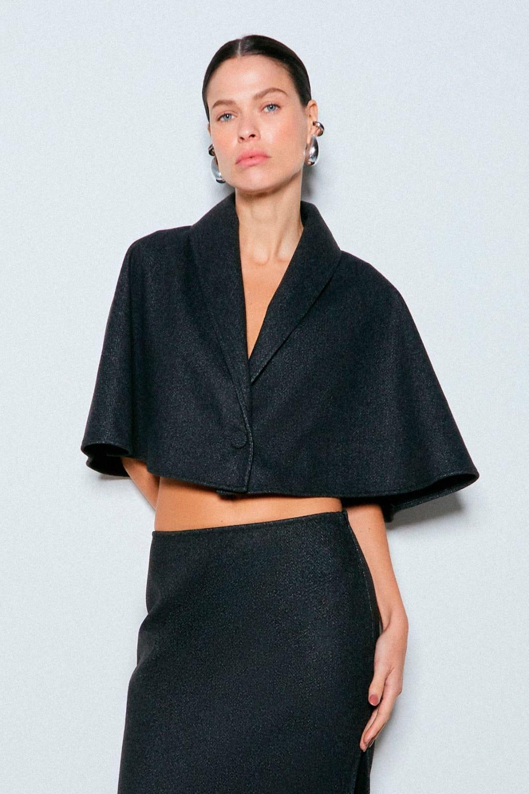 PONCHO CURTO COM ABERTURA FRONTAL COLEÇÃO INVERNO 24 – Gláucia Sampaio